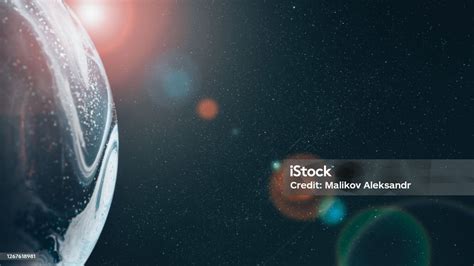 별이 빛나는 하늘의 배경에 별의 광선에 행성 생명에 적합한 외계 행성의 존재를 위해 깊은 공간을 연구하는 개념 0명에 대한 스톡 사진 및 기타 이미지 Istock