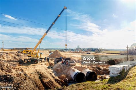 건설 현장의 콘크리트 맨홀 구조물에 트렌치 드레인을 연결합니다 건설 우수 및 지하 유틸리티 펌프 스테이션 하수 파이프를 건설하는 거푸림 프레임콘크리트 더미 토목 공학에 대한