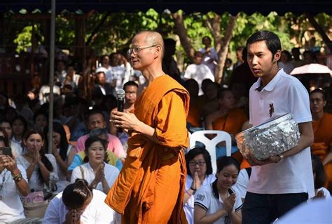 พระอาจารย์กล่าวว่า ความผิดพลาด เขาให้ตำหนิตัวเอง ไม่ใช่ตำหนิคนอื่น การ