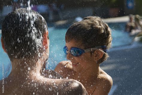 Vater Und Sohn Duschen Gemeinsam Im Freibad Stock Foto Adobe Stock