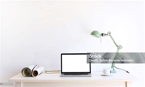 작업 테이블에서 디자이너 또는 콘텐츠 작성자용 데스크톱 설정입니다 흰색 배경의 평면 노트북 화면 및 개체 0명에 대한 스톡 사진 및 기타 이미지 Istock