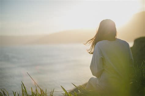 무료 이미지 바닷가 바다 잔디 수평선 사람 소녀 태양 여자 일몰 사진술 햇빛 아침 꽃 애정 반사 로맨스 감정 상호 작용 대기 현상