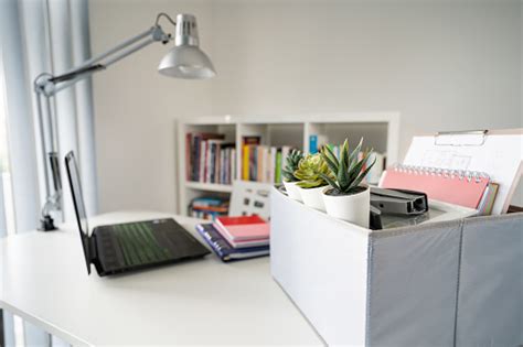 해고 되거나 직장에서 일자리를 얻은 후 이동 할 준비가 노트북에 의해 사무실에 또는 집에 흰색 테이블에 포장 개인 항목 물건 상자 상자에 대한 스톡 사진 및 기타 이미지