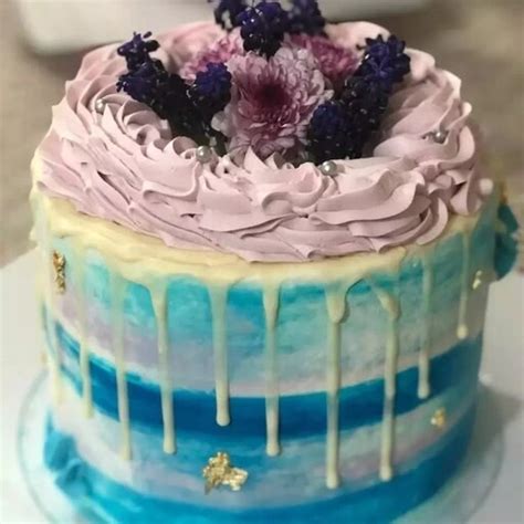 خرید و قیمت کیک خامه‌ای خانگی با تزیین گل طبیعی و خامه و بهترین کیفیت مواد اولیه و فیلینگ عالی و