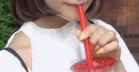 まるで別人好きな人の前でタピオカを飲む時の顔と友達の前で飲む時の顔が別人すぎww いいねニュース