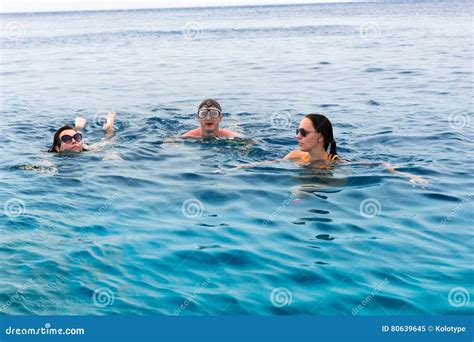Junge Leute Die Im Meer Schwimmen Stockbild Bild Von Schablone