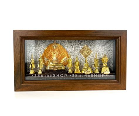พระพุทธรูปประจำวันเกิด 7 วัน 8 ปาง ในกล่องไม้สัก พื้นหลังขาวลายงา