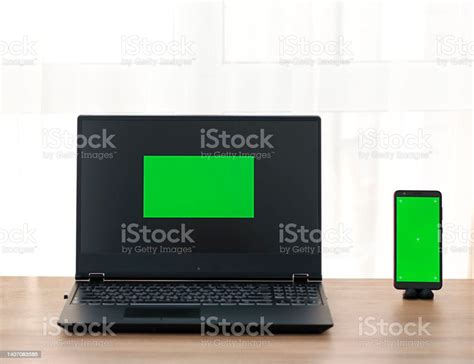 크로마키 가정 인테리어의 나무 테이블에 녹색 스크린이있는 노트북과 전화 크로마 키에 대한 스톡 사진 및 기타 이미지 크로마