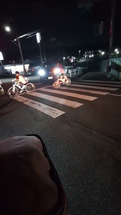 大東市セブンイレブン交差点自転車乱立無灯火信号無視何でもありお子様孫の自転車ライト点灯確認していきましょう真っ暗のなか走行してませんかあ危ない