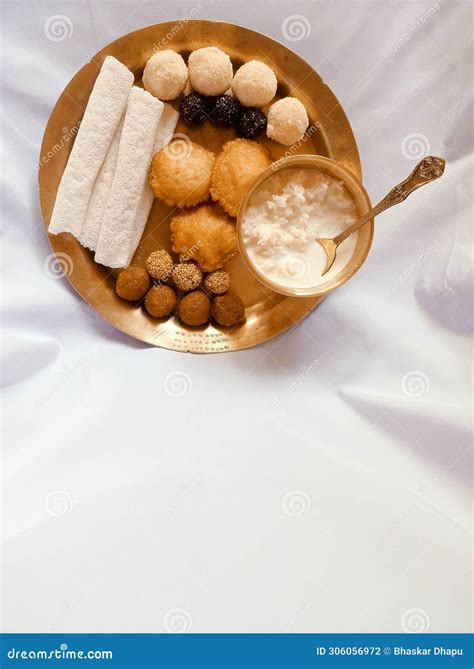 Alimentos Tradicionales Assameses Como Pitha Laddu Doi Sira Con Fondo