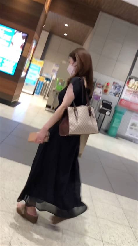 【横からの眺め262】スタイル抜群の美人olを階段降りを並走で！