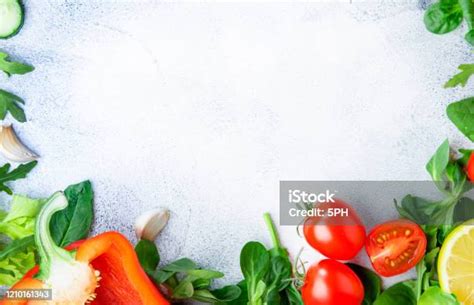 다양한 녹색 허브와 야채와 건강한 음식 배경 샐러드 요리 재료 채식과 비건 음식 개념 맨 위 보기 복사 공간 개념에 대한 스톡