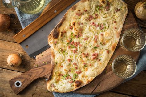 Rezept für einen perfekt knusprigen Elsässer Flammkuchen TRAVELBOOK