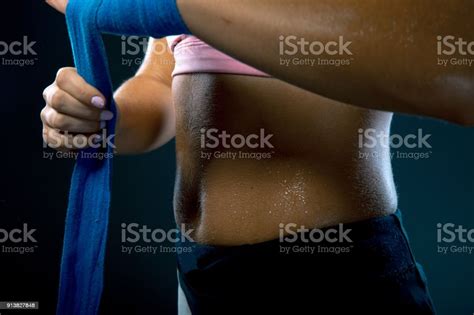 여자 블루 권투 붕대로 손을 포장입니다 강한 손과 주먹 싸움에 대 한 준비 및 활성 운동 매트 세척 이미지 건강관리와 의술에
