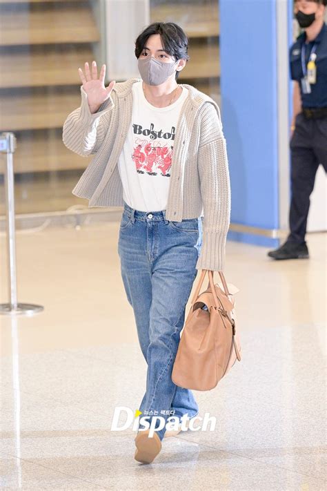 [현장포토] 반갑게 안녕…뷔 훈훈한 손인사 네이트 연예