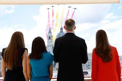 La imagen de Felipe VI Letizia y sus hijas en el balcón del Palacio Real por el X aniversario