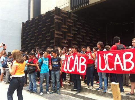 Estudiantes De La UCAB Protestaron Frente A La Sede Del MP