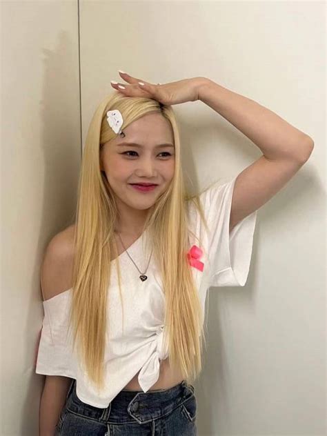 Oh My Girl Community Post 섹시 다음 게시글이 큐티라뇨 ㅋㅋㅋㅋㅋㅋ 이언니 매력터져 🔥🔥 같은 사람