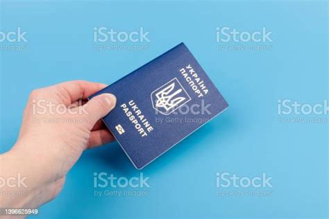 파란색 배경에 여성의 손에 우크라이나 시민의 여권 클로즈업 우크라이나 우크라이나 여권의 비문 개념에 대한 스톡 사진 및 기타