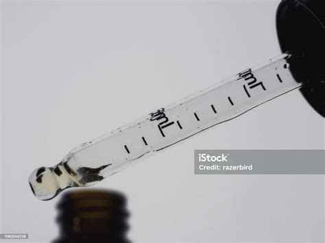 도심 오일 마리화나 수 지 라이브 추출 흰색의료 마리화나 개념 클로즈업 절연 컨테이너 0명에 대한 스톡 사진 및 기타 이미지