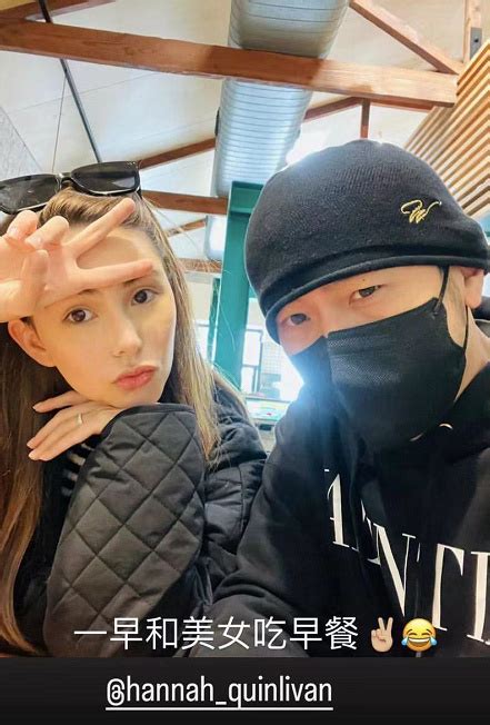 周杰伦吃早餐不忘示爱昆凌，称老婆是美女，昆凌嘟嘴卖萌活泼可爱昆凌周杰伦老婆新浪新闻