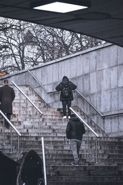 계단을 내려가는 한 무리의 사람들 사진 Unsplash의 무료 난간 이미지