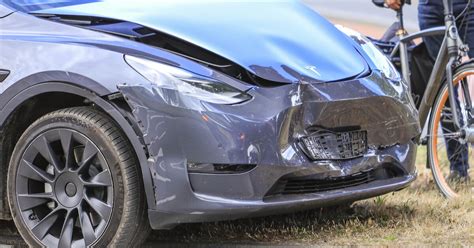 Flinke Schade Bij Botsing Tussen Twee Autos Op Rotonde Vrouwenpolder