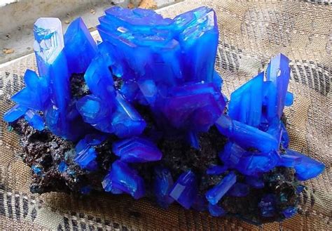 Смертельно опасные камни | Mineralien und edelsteine, Kristalle ...