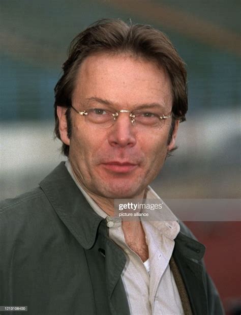 Der Schauspieler Alexander Strobele Am 5 12 2000 Bei Dreharbeiten Zu News Photo Getty Images