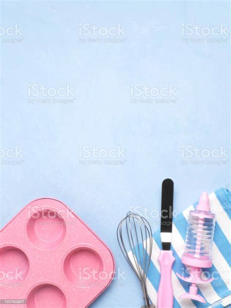 케이크 팬 주걱 거품기 파란색 콘크리트 배경에 수건 공간의 복사본입니다 구도에 대한 스톡 사진 및 기타 이미지 구도 그릇 금속 Istock