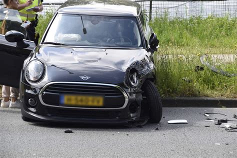 Flinke Schade Bij Botsing Tussen Taxibus En Auto In Veenendaal