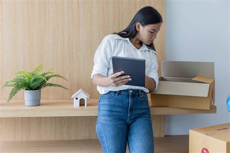 골판지 상자를 확인하는 태블릿을 들고있는 여성 새 집으로 이사하기 위해 물건을 포장하십시오 소기업에 대한 스톡 사진 및 기타 이미지 Istock