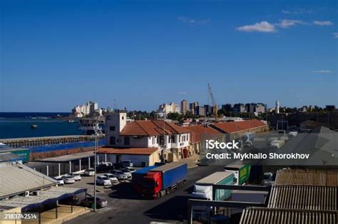 맑고 푸른 하늘 아래 해안을 따라 차량과 건물이 늘어선 해안 마을의 번화한 항구 풍경 0명에 대한 스톡 사진 및 기타 이미지 0명 건물 외관 건설 산업 Istock