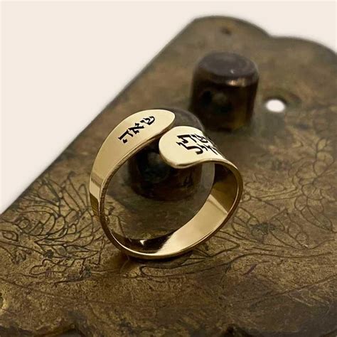 טבעת זהב עם חריטה של אשת חיל לאהבה רוית חסדאי תכשיטי זהב