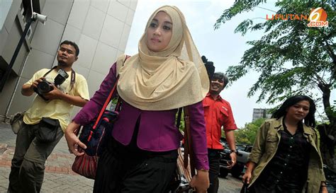 Sefti Sanustika Datangi Fathanah Setelah Dituntut 175 Tahun Foto