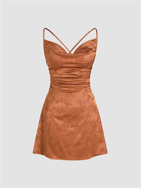 Minirobe En Satin à Col Bénitier Et Fleurs Cider