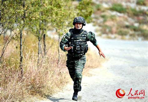 硝烟弥漫砺锋刃 直击武警部队第二届“巅峰”特战比武竞赛【3】 军事 人民网