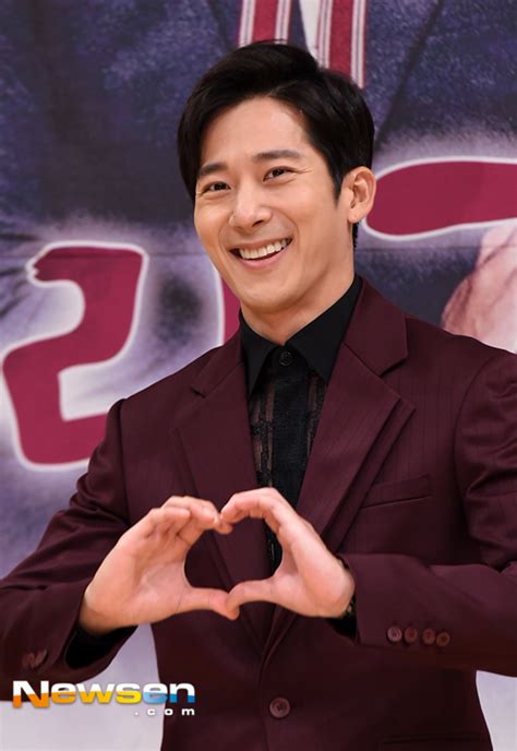 포토엔 이완 ‘훈남미소 여전하네 손에 잡히는 뉴스 눈에 보이는 뉴스 뉴스엔