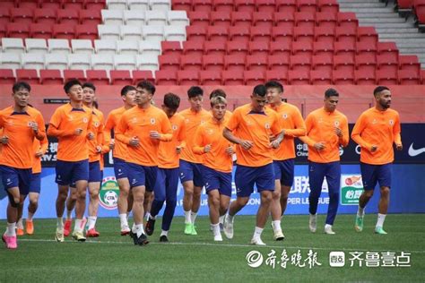 石柯“意外”现身！客场挑战海港，泰山队23人参与赛前合练训练李源一齐鲁