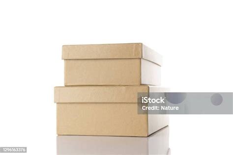 모형 상자 용지 흰색 배경에 고립 된 배송을위한 갈색 골판지 판지 패키지 디자인을 위한 폐쇄된 공예 용지 개체 모형 0명에 대한