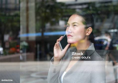 아름 다운 비즈니스 여자 사무실 건물의 반사 유리에서 Smartphone을 사용 하 여 가을에 대한 스톡 사진 및 기타 이미지 가을 거울 건축물 Istock