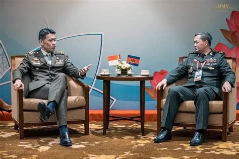 លោកឧត្តមសេនីយ៍ឯក ហ៊ុន ម៉ាណែត ជួបសំណេះសំណាលនិងពិភាក្សាការងារជាមួយថ្នាក់ដឹកនាំកងទ័ពជើងគោក