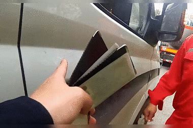 山东贼大胆男子当着警察的面到警车上偷手机被抓现行 警车 男子 山东