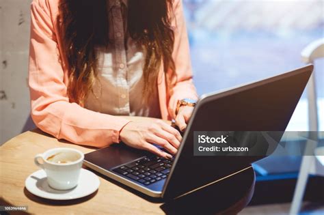 커피 한잔과 함께 카페에서 비즈니스 여자 랩톱 컴퓨터를 사용합니다 20 29세에 대한 스톡 사진 및 기타 이미지 20 29세 경영자 공부 Istock