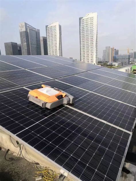 Робот за почистване на соларни панели Оптоника Солар