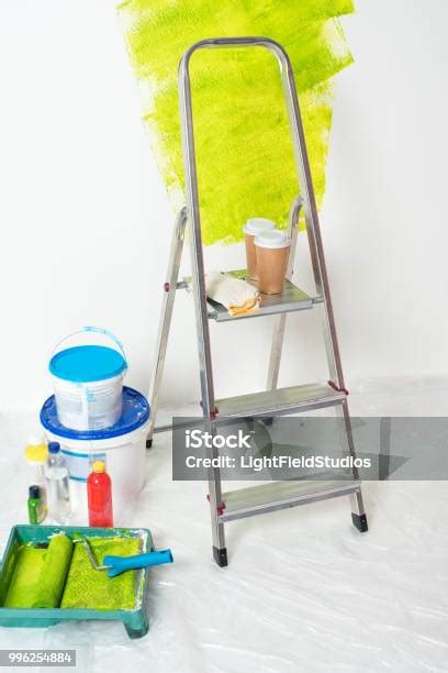 페인트 통 병 페인트 롤러와 롤러 트레이 보호 장갑과 사다리의 보기와 커피의 종이 컵을 닫습니다 0명에 대한 스톡 사진 및 기타