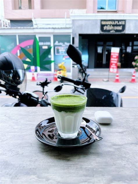 건강한 음료 달콤한 음료 더러운 더티 라떼 더티 마차 도시 설정 도시 풍경 도시의 삶 디스플레이 라떼 마차 말차 분말 모터바이크 미니멀리스트 보도