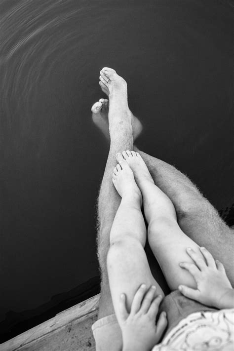 무료 이미지 사람 검정색과 흰색 여자 화이트 사진술 다리 초상화 손가락 좌석 어린이 검은 단색화 팔