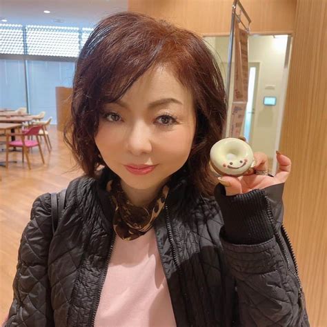 モモコさんのインスタグラム写真 モモコinstagram「家にも仕事場にもいっぱいお菓子あります ️ 何でも食べて感想言わなきゃ🎶 だ