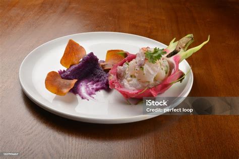 차가운 핑크 드래곤 과일 샐러드 와 루트 페이스트 애피타이저 에 나무 테이블 고급 식사 서양 메뉴 0명에 대한 스톡 사진 및